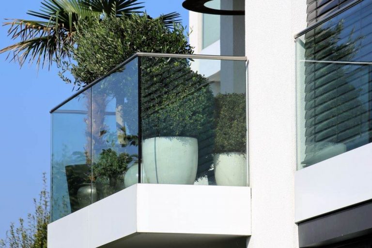 The Most Popular Residential Exterior Glass Railing System for Your Home