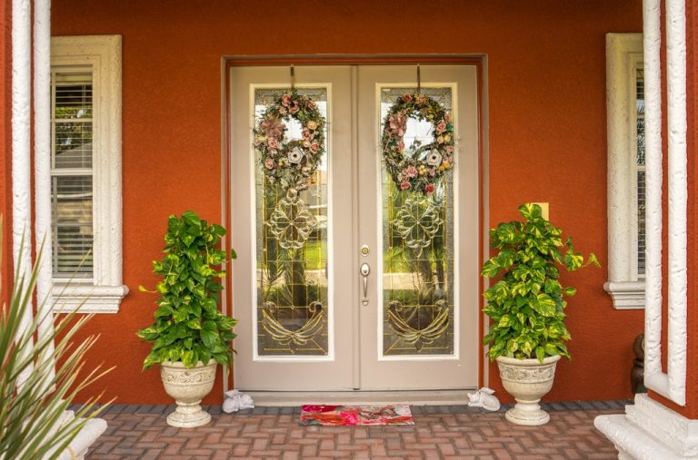 15 Creative Front Door Décor Ideas